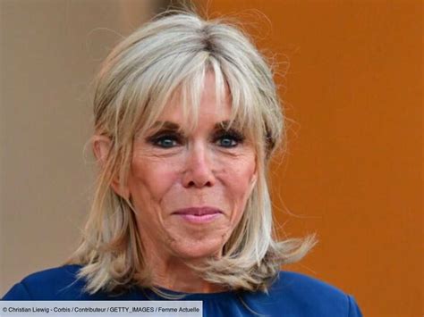 Brigitte Macron Très Chic En Col Roulé Gros Manteau Et Bottines à Talons En Cuir Noir Très Tendance