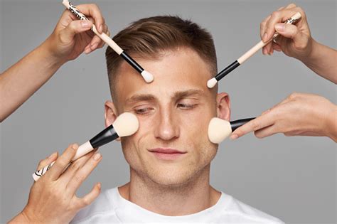 남성 메이크업을 위한 화장품 페이스 화장품 베이스와 터치 맨의 얼굴과 여성의 손 3 명에 대한 스톡 사진 및 기타 이미지 3 명 가꿔주기 각질제거 Istock