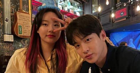 틈날때마다 신촌에서 데이트중인 톱스타 커플 근황 필더무비