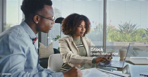 사람 노트북 및 비즈니스 재무 조언 및 문제 해결을 위한 사무실의 계획 회사 팀 컴퓨터 및 캠페인 회의 예산 내역 및 프로젝트 관리를 위한 에이전시 토론 20 24세에 대한