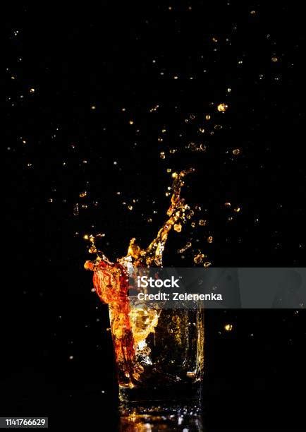 유리에 검은 배경 브랜디에 스플래시와 위스키의 고립 된 샷 0명에 대한 스톡 사진 및 기타 이미지 0명 따르기 레스토랑 Istock