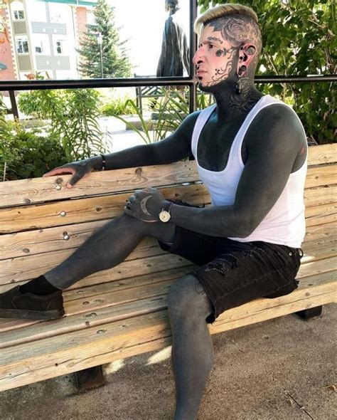 این مرد عجیب همه جای بدن خود حتی باسنش را هم خالکوبی کرد عکس وحشتناک