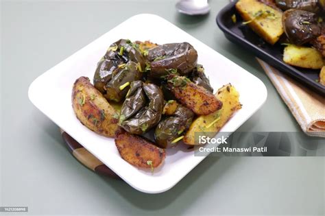 바잉간 마살라 인도 감자와 Aubergine 카레 수제 인도 매운 가지와 감자 카레는 흰 접시에 담겨 제공됩니다 공간을 복사합니다 0명에 대한 스톡 사진 및 기타 이미지