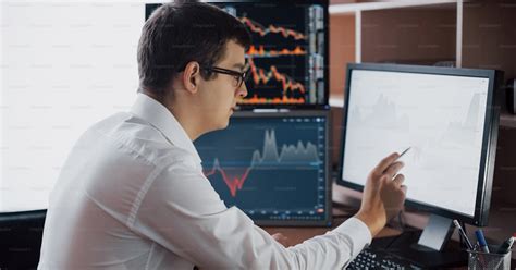 바쁜 근무일 창조적 인 사무실에서 책상에 앉아 모니터를 보는 젊은 사업가의 클로즈업 사진 Unsplash의 금융 및 경제 이미지