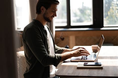 남성은 집에서 원격으로 일하고 직장 회의 화상 통화를 합니다 홈 오피스에서 노트북으로 작업하는 프리랜서 30 34세에 대한 스톡 사진 및 기타 이미지 Istock