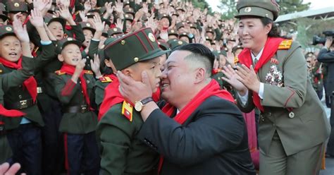 북한 김정은 김정일 모교 만경대혁명학원 방문 더한 역경도 승리