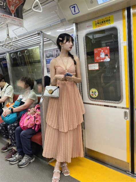 二度見どころか三度見しちゃう藤川らるむ華奢デコルテあらわなワンピース姿が話題 ENTAME next アイドル情報総合ニュースサイト