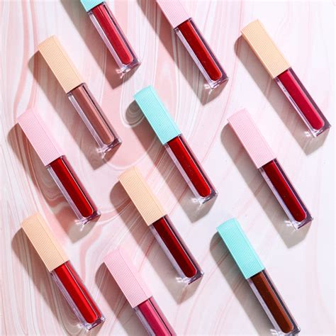 광택이 있는 뉴델리 다채로운 대담한 색상 대리석 배경 델리 럭셔리 립 제품 립 컬러 립글로스 립스틱 립스틱