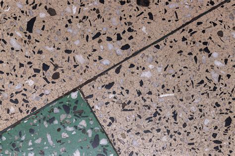 화강암 칩 콘크리트 바닥에 균열 얇은 선으로 구분 된 큰 다른 색깔의 바닥 타일 0명에 대한 스톡 사진 및 기타 이미지 0명 거친 건축 Istock