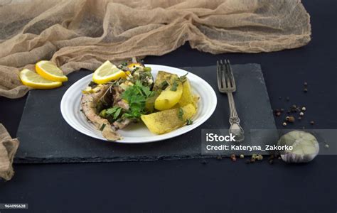 감자 레몬 채소와 함께 접시에는 생선 스테이크 건강 한 식사에 대 한 제공된 점심 0명에 대한 스톡 사진 및 기타 이미지 0