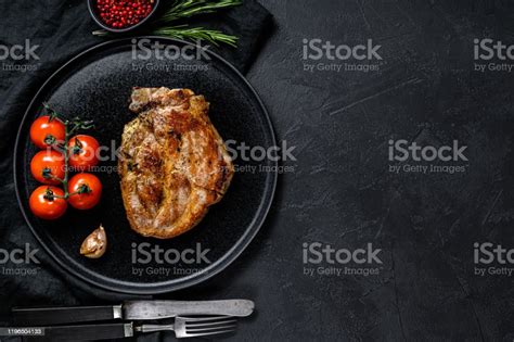 구운 돼지 고기 스테이크 검은 색 배경입니다 맨 위 보기 텍스트를 위한 공간 0명에 대한 스톡 사진 및 기타 이미지 0명 고급 요리 고기 Istock