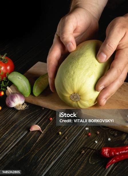 부엌에서 요리사의 손으로 호박이나 야채 골수 요리 농민 요리 후추와 향신료를 곁들인 통조림 호박 건강한 생활방식에 대한 스톡 사진 및 기타 이미지 Istock