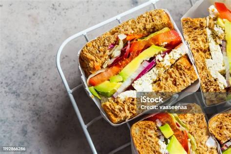 두부 아보카도 토마토 상단보기 복사 공간을 곁들인 비건 샌드위치 건강한 채식 음식 개념 두부에 대한 스톡 사진 및 기타 이미지 Istock