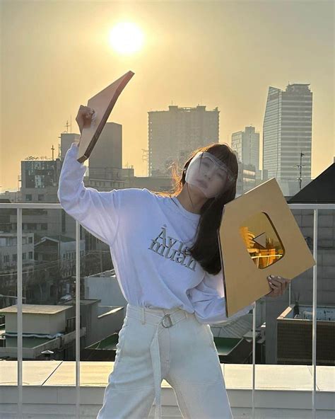 カン・ミンギョン さんのインスタグラム写真 カン・ミンギョン Instagram「걍밍경 석자는 내 꺼 채널 일등 공신이니까 ‘백만은 해리 언니 꺼 하려고 반으로 또각