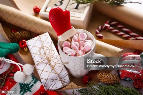 크리스마스 새해 휴일 배경입니다 인사말 카드 반짝이는 장난감 핫 초콜릿 머그컵 마시멜로 빨간 차 오래된 나무 달력 크리스마스 과자 선물 크리스마스 양말 콘 크리스마스 트리