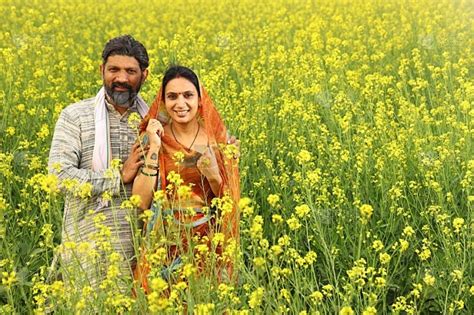 一对快乐的农村村民在芥菜田