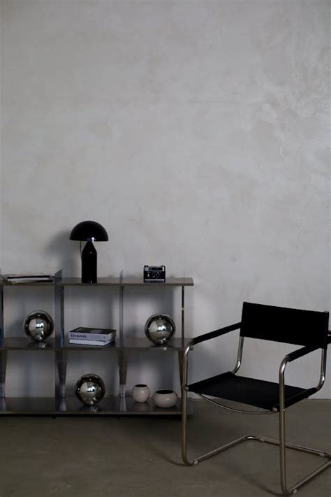 가구 거실 건축 검은 색 의자 검은색 고요한 광택이 있는 균형 금속 기능의 기하학적 깨끗한 단순한 대기실 도시의 디자인 램프 매끄러운 매우