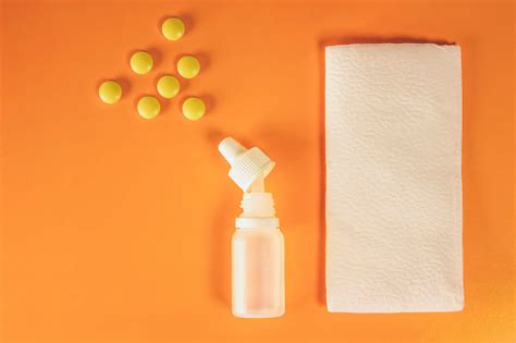 부비동염 요원염 비염 및 기타 Ent 장기 질병 주황색 배경에 정제 및 종이 손수건흰색 플라스틱 비강 스프레이 코의 질병의 치료의 개념과 개념에 대한 스톡 사진 및 기타