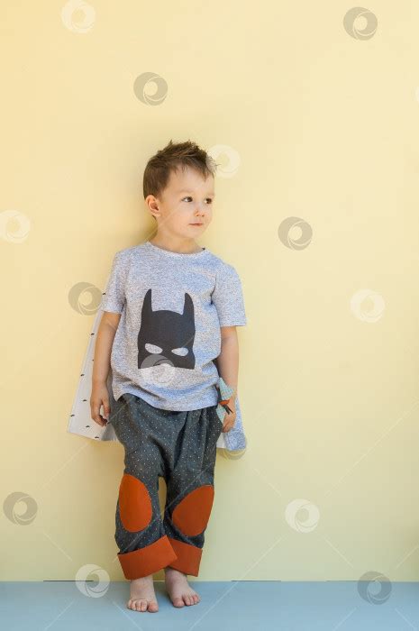 маленький мальчик в комбинезоне Ozero российский фотосток