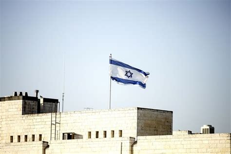 Безплатна снимка Европа съюз знаме вятър патриотизъм патриот емблема синьо небе