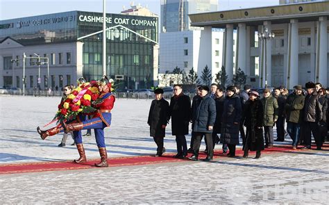 Фото Жанжин Д Сүхбаатарын хөшөөнд цэцэг өргөж Эзэн Чингис хааны хөшөөнд хүндэтгэл үзүүлэв