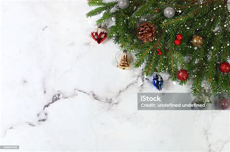 라이트 테이블 크리스마스와 새해 구성 2025 휴일 화면 배너 디자인 템플릿에 휴일 장식이 있는 푸른 전나무 가지가 있는 배경 휴일 카드 선택적 초점 크리스마스에 대한 스톡