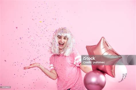 은색 머리를 가진 재미 있는 소녀는 분홍색 배경에 미소와 감정을 제공 합니다 풍선 및 색종이와 젊은 여자 또는 십 대 소녀 가발에 대한 스톡 사진 및 기타 이미지 Istock
