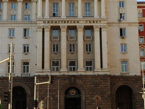 Минималната заплата на държавните чиновници става 360 лева