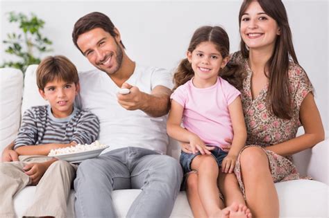 Familia Feliz Viendo La Televisi N Juntos Foto Premium