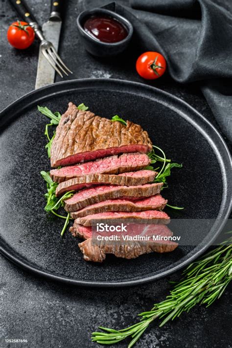 그릴에 구운 측면 스테이크를 잘라 대리석 쇠고기 고기 검은 색 배경 위쪽 보기 스테이크에 대한 스톡 사진 및 기타 이미지 스테이크 고기 0명 Istock