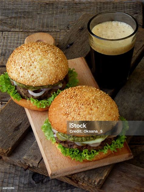 검은 콩 상 추 절인된 양파 오이 나무 배경에 어두운 맥주 한 잔의 절단과의 채소 햄버거 0명에 대한 스톡 사진 및 기타 이미지 Istock