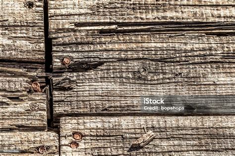 오래된 풍화 썩은 금이 간 소나무 데크 널빤지는 침식된 녹슨 외부 육각 플랜지 볼트로 고정되었습니다 0명에 대한 스톡 사진 및 기타 이미지 Istock