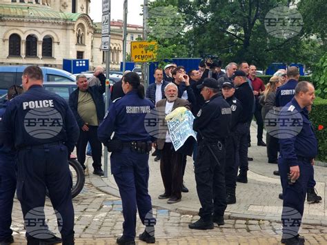 Протестиращи пред парламента искат вторият мандат да бъде върнат неизпълнен Утро
