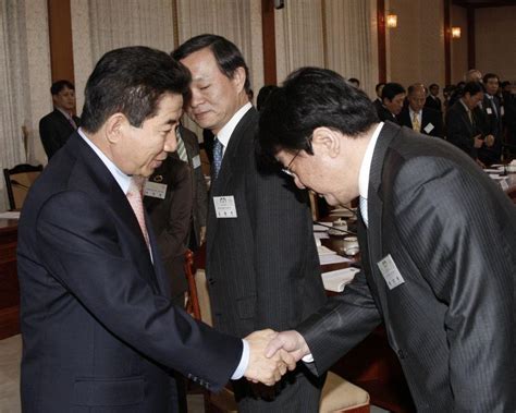 [노무현사료관] [국민경제자문회의에서 참석자들과 악수하는 노무현 대통령]