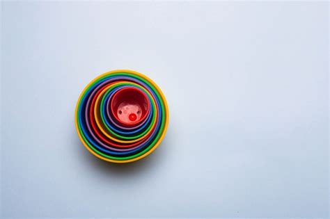 어린이 게임 타워 색상 어린이 피라미드 이 게임은 크기별로 수집됩니다 여러 가지 색깔의 피라미드 물 게임 아이의 발달 공간을 복사합니다 0명에 대한 스톡 사진 및 기타