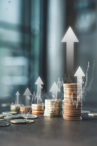 위쪽 화살표와 백분율 기호가 있는 동전 더미 금융 은행 금리 인상 금융에 대한 스톡 사진 및 기타 이미지 금융 투자 저축 Istock