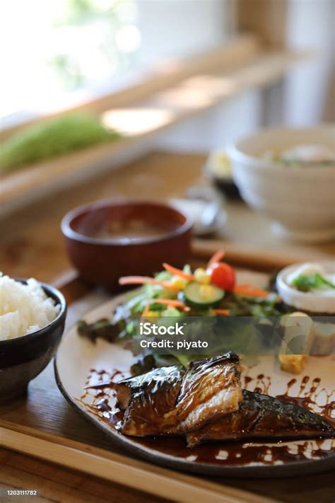 사바 생선 데리야끼와 쌀 국물 샐러드를 나무 배경에 일본 음식 고등어류에 대한 스톡 사진 및 기타 이미지 고등어류 구이 굽기 Istock