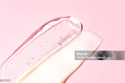 핑크 배경에 젤과 크림 더블 텍스처 견본 번짐 투명 달팽이 뮤신 세럼 스킨 케어 제품 스트로크 플랫 레이 히알루론산 크림 달팽이에 대한 스톡 사진 및 기타 이미지 Istock