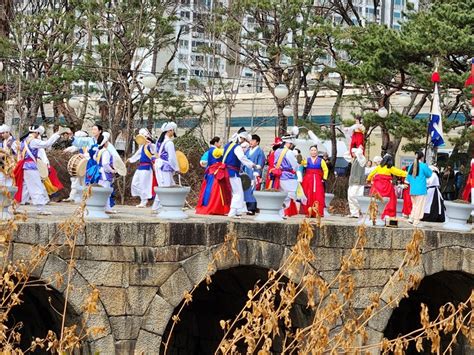 [포토] 안양시 정월대보름 맞이 만안교에서의 ‘안양만안답교놀이 경인투데이뉴스