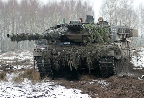 Leopard 2a7 Getarnt Und Einsatz Bereit Tanks Military Military Vehicles War Tank