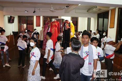 សិស្សចាប់អារម្មណ៍ការតាំងបង្ហាញសមុច្ច័យនៅសារមន្ទីរវាយណភ័ណ្ឌប្រពៃណីអាស៊ី សុីសុីថាមស៍