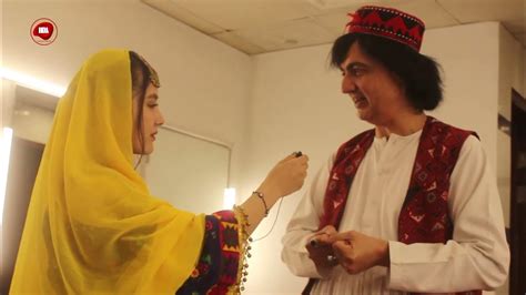رقصیدن یک هموطن پشتون ما با بیرق آزره هزارستان Youtube