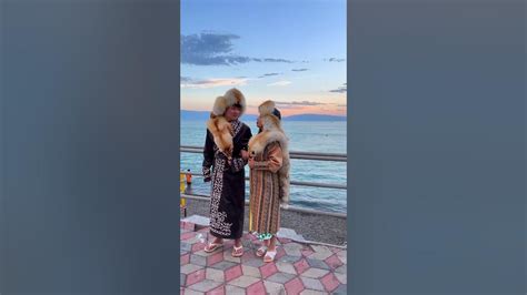 Тогда он впервые попробовал надеть казахский шапан🇰🇷🇰🇿😎 # ...