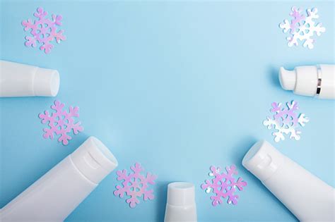 파란색 배경에 화장품 용기의 상단 보기 사이 색종이에서 눈송이 새해 제공 및 텍스트 오버레이에 적합합니다 2022년에 대한 스톡 사진 및 기타 이미지 Istock