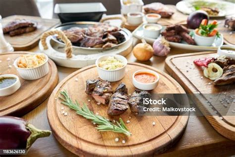 그릴에서 조리된 간 조각 나무 판에 서빙 바비큐 레스토랑 메뉴 테이블에 많은 다른 음식 디너 파티 또는 연회 간 내부 기관에 대한 스톡 사진 및 기타 이미지 Istock