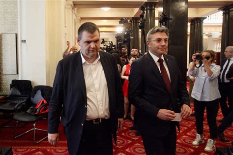 Делян Пеевски е освободен от комисията по конституционни въпроси става член на правната комисия