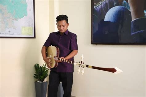 ក្រសួងវប្បធម៌និងវិចិត្រសិល្បៈ បានប្រគល់ចាប៉ីដងវែងជូនអ្នកសិល្បៈផ្នែកចាប៉ីដងវែងពីររូប នគរដ្រេហ្គន