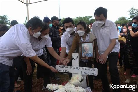 12 Portraits Of Melitha Sidabutar At Melishas Funeral Bidding Farewell To Her Twin With Tears
