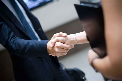 Règles De Politesse Savoir Saluer Toutpourlesfemmes