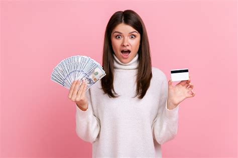 달러 지폐와 신용 카드의 팬을 들고 어두운 머리와 충격 여자 돈을 벌고 은행 25 29세에 대한 스톡 사진 및 기타 이미지 25 29세 가계 갈색 머리 Istock